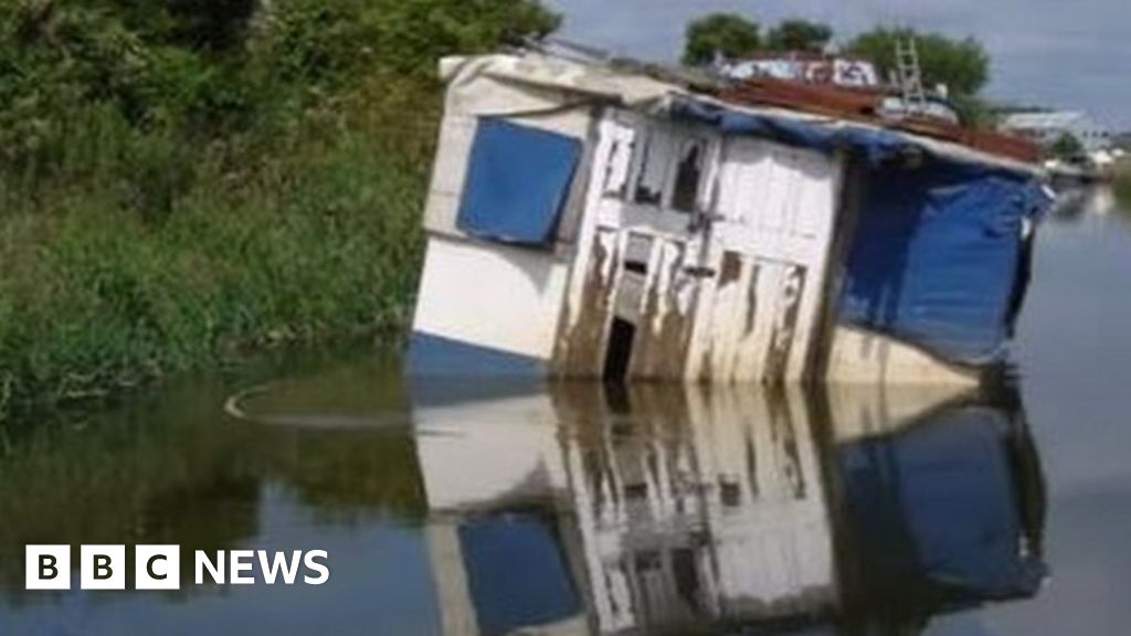 Sunken boats removed from River Hull to reduce flood risk - BBC News