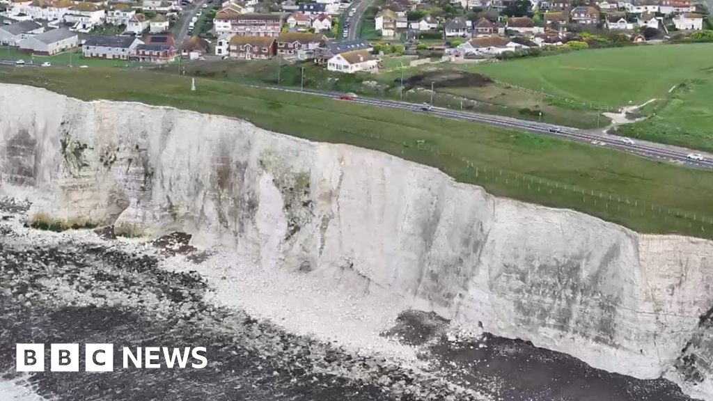 Telscombe: Chalk cliff collapses on to beach - BBC News