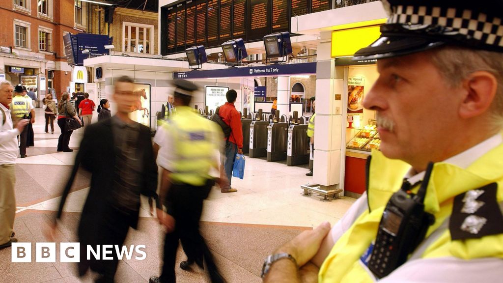 ‘No way to monitor’ all UK terror suspects - BBC News