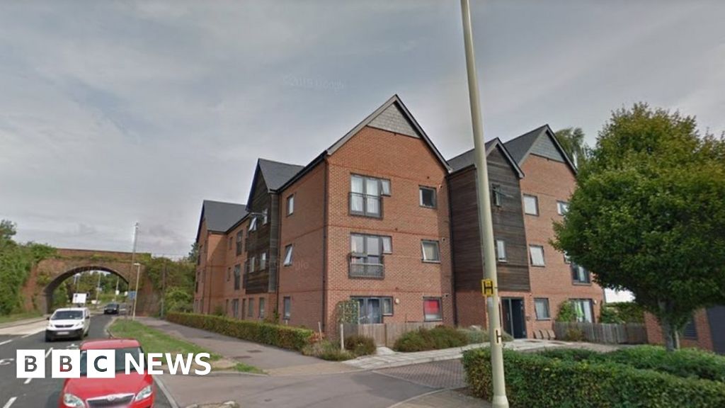 Andover murder probe after man's body found at flats - BBC News