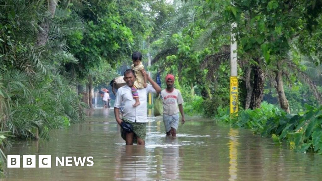 India floods kill more than 100 - BBC News