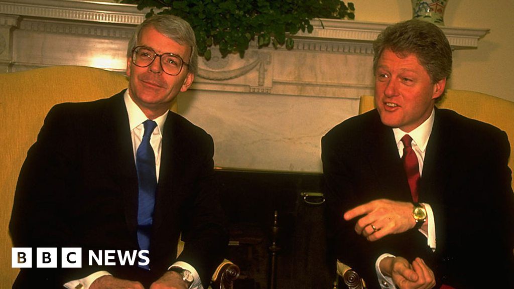 Bill Clinton meets John Major in 1993 - BBC News