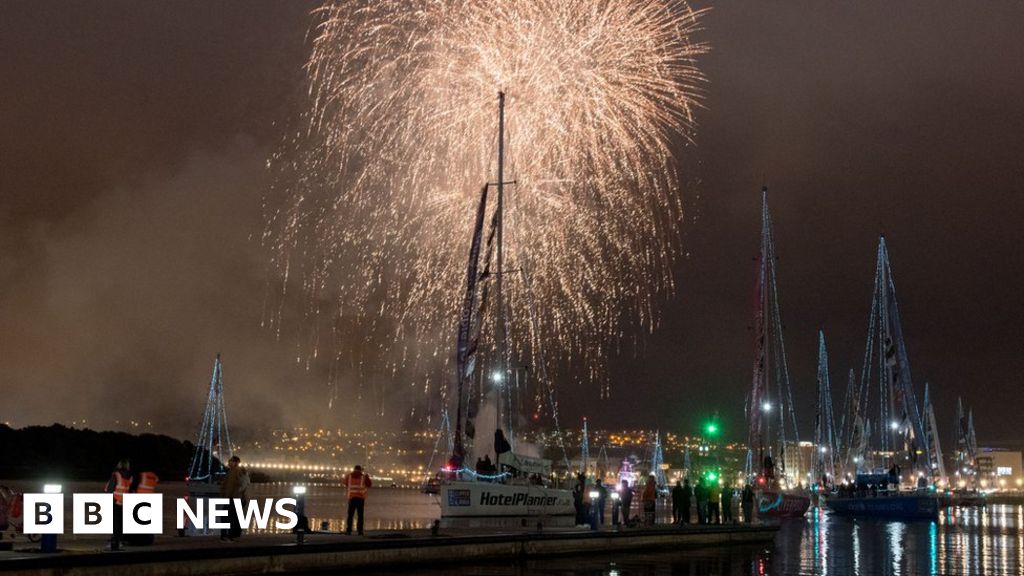 Tens of thousands at Foyle Maritime Festival - BBC News