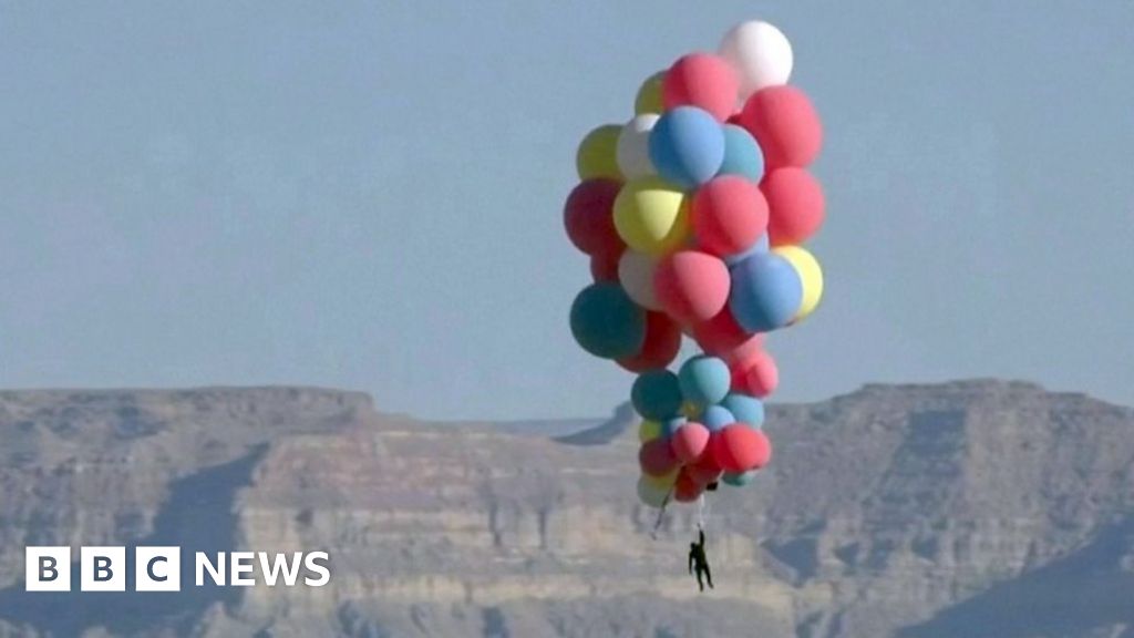 David Blaine: Daredevil takes flight with helium-filled balloons - BBC News