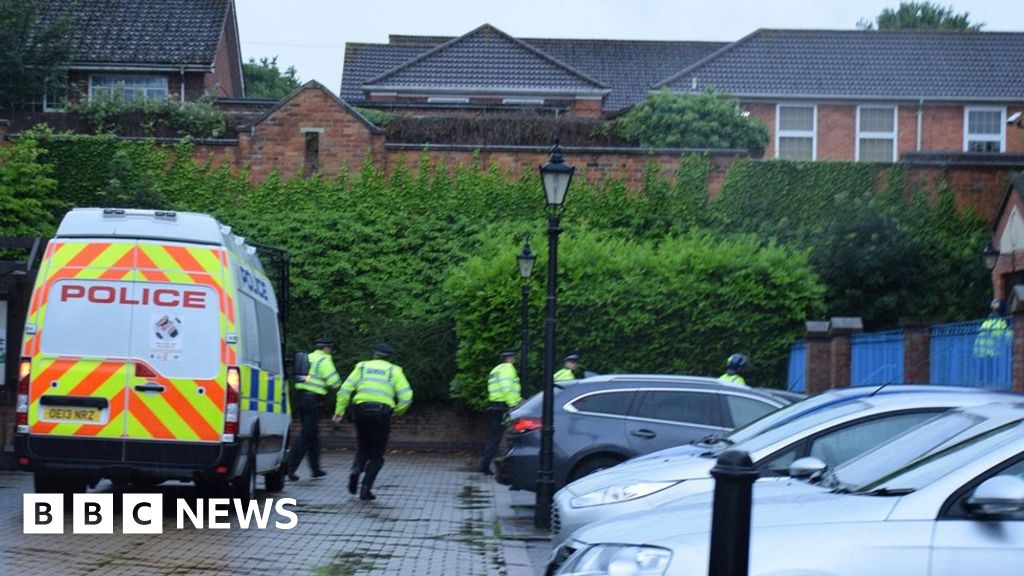 Machete and drugs seized in Reading dawn raids - BBC News