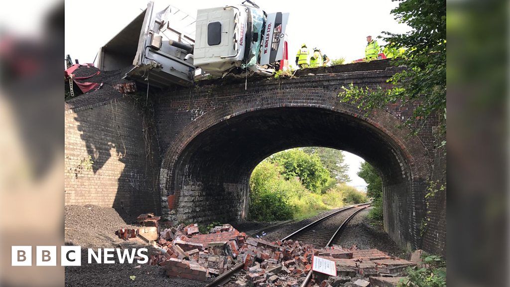 Lorry hits Castle Cary railway bridge and destroys wall - BBC News