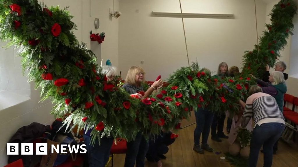 Poppy garland to go on display in Broadwoodwidger - BBC News