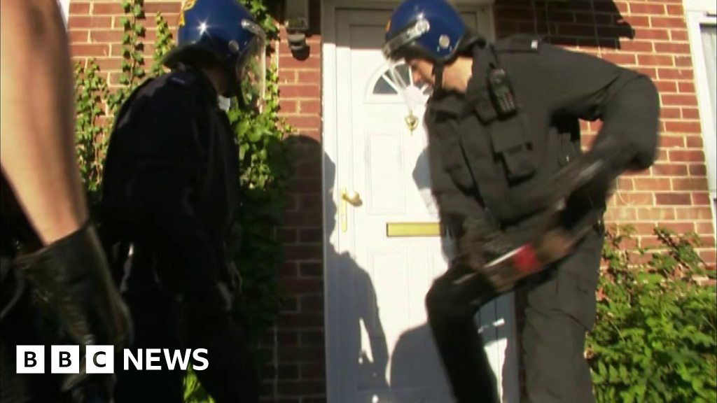 Ten charged after London and Berkshire drug raids - BBC News