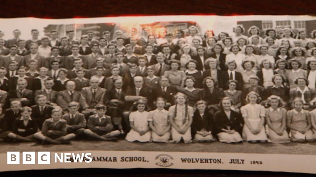 Wolverton Grammar School celebrate 70-year reunion - BBC News