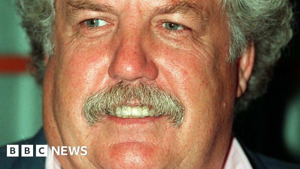 Colin Welland: Actor, writer and Oscar winner dies at 81 - BBC News