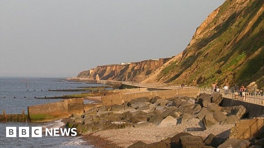 Sheringham cliff fall leaves man 'critical' - BBC News