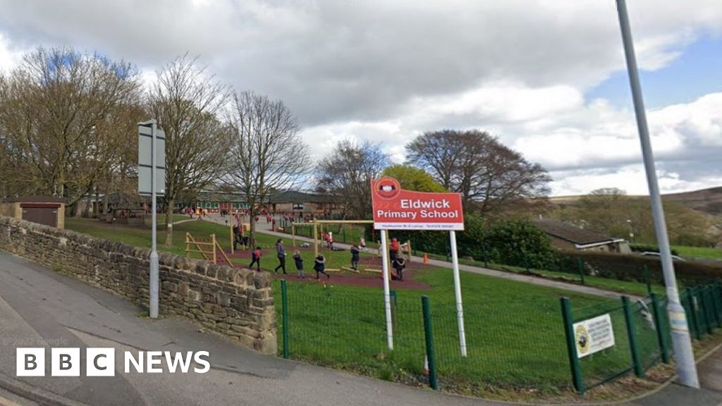 Parts of two Bradford schools shut over concrete safety fears - BBC News