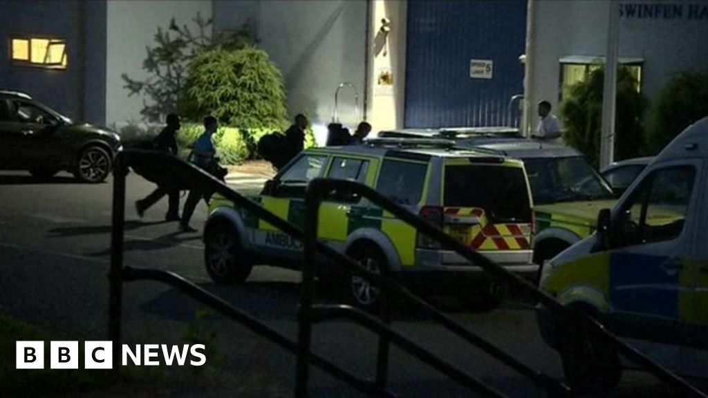 Swinfen Hall prison in Staffordshire on lockdown - BBC News