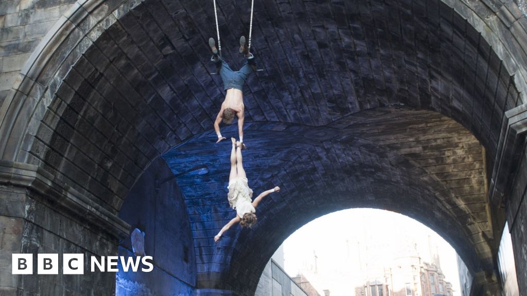 Edinburgh Festival Fringe: Bridge stunt probe launched - BBC News