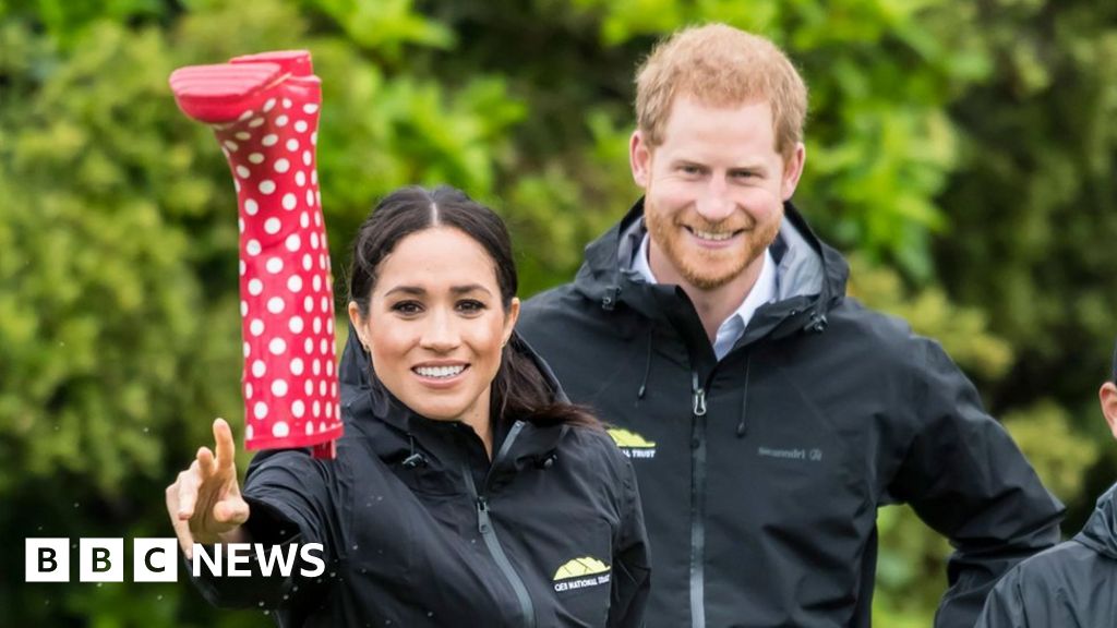 Meghan shows off welly-wanging skills in New Zealand - BBC News