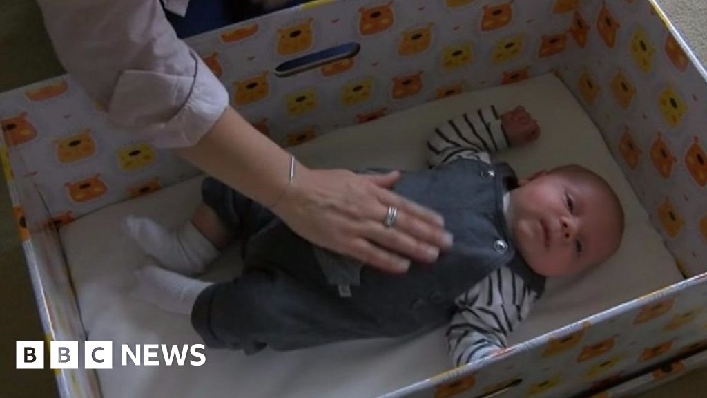 Reading mothers given boxes for newborn babies to sleep in - BBC News