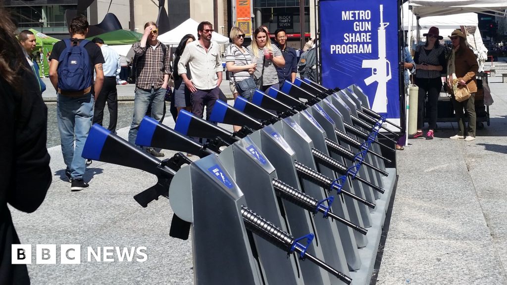 Activists mock US gun culture with Chicago 'gun-sharing' dock - BBC News