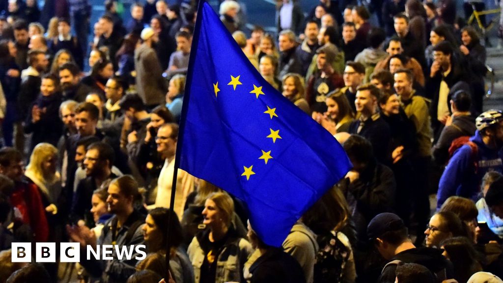 EU in threat over Hungary university and asylum moves - BBC News