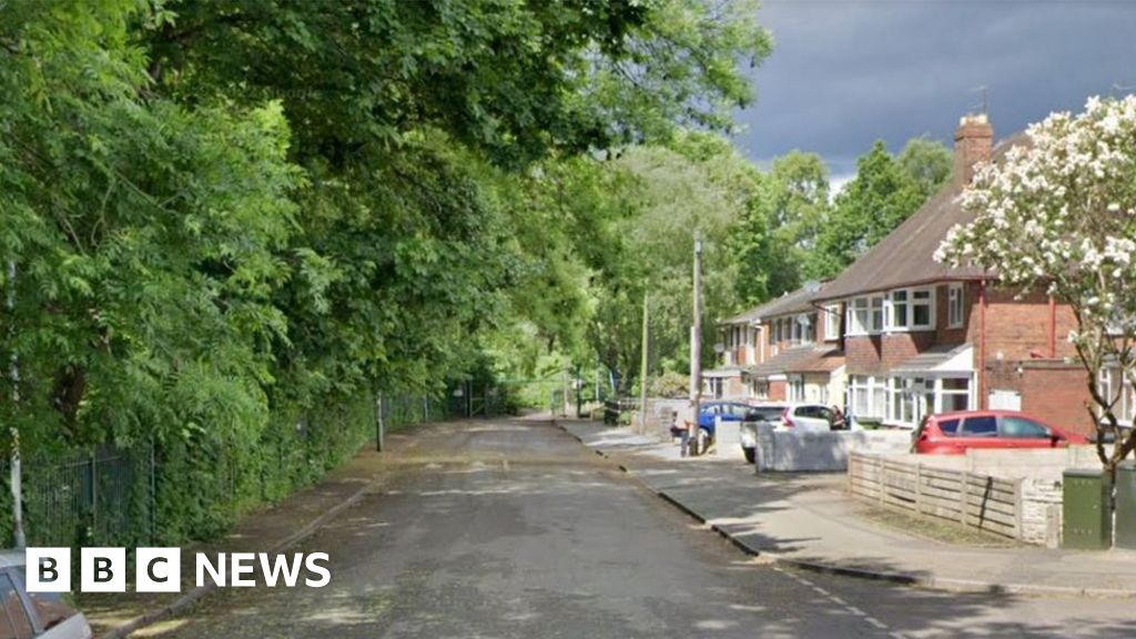 Wolverhampton murder probe after man dies in fight - BBC News