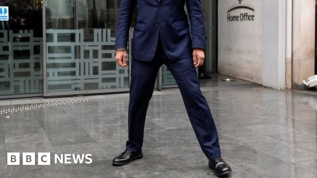 When is it OK to do a 'power pose'? - BBC News