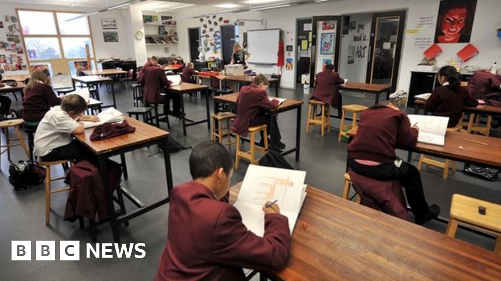 Teachers work 'longer classroom hours' - BBC News