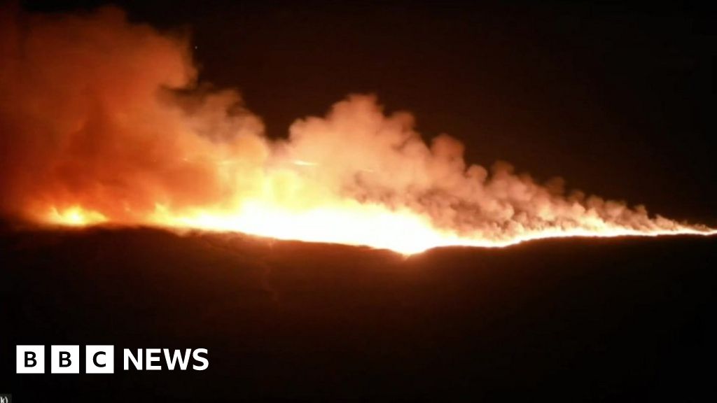 Saddleworth moor: Fire crews tackle Oldham blaze - BBC News