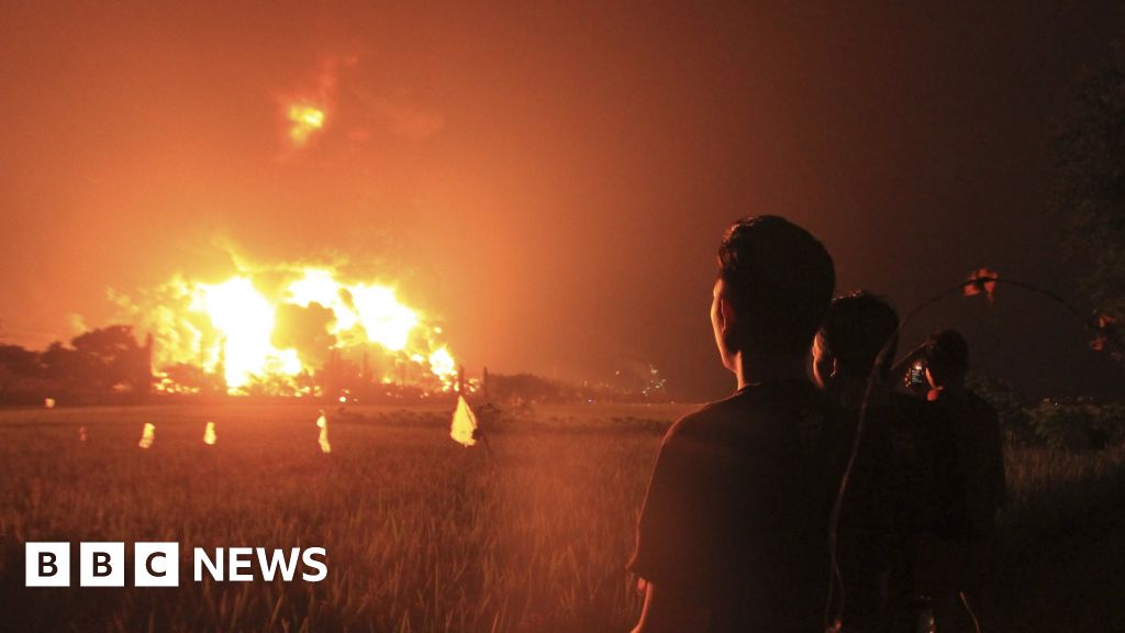 Large fireball at Indonesian oil refinery shocks residents - BBC News