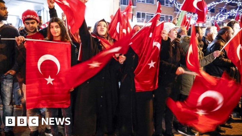 Turkey referendum: Critics abroad fear Erdogan's reach - BBC News