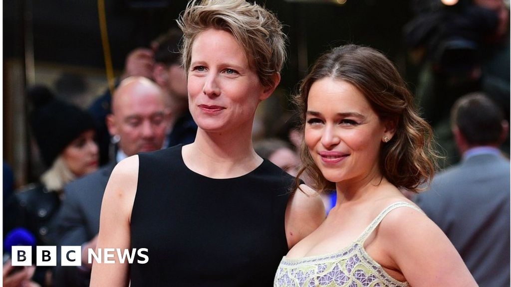Film studio Fox seeks female blockbuster directors - BBC News