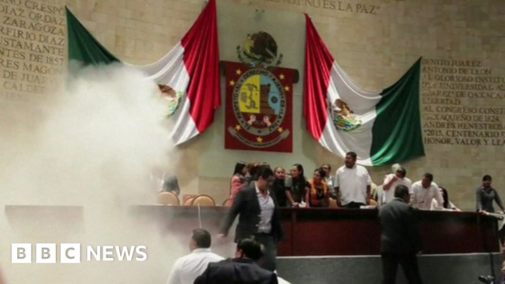 Scuffle breaks out in Mexican state congress - BBC News