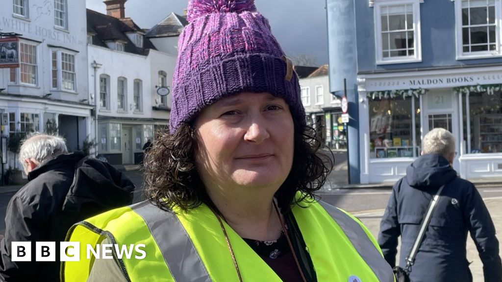 Campaign to save a Maldon hospital takes to the streets - BBC News