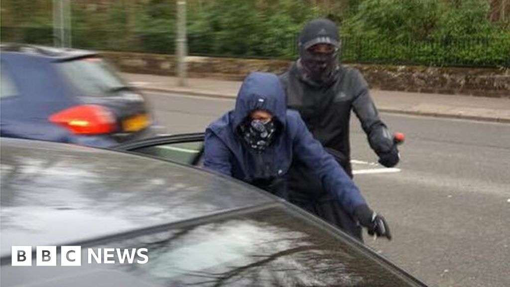 Robbery victim's family photograph fleeing masked raiders - BBC News