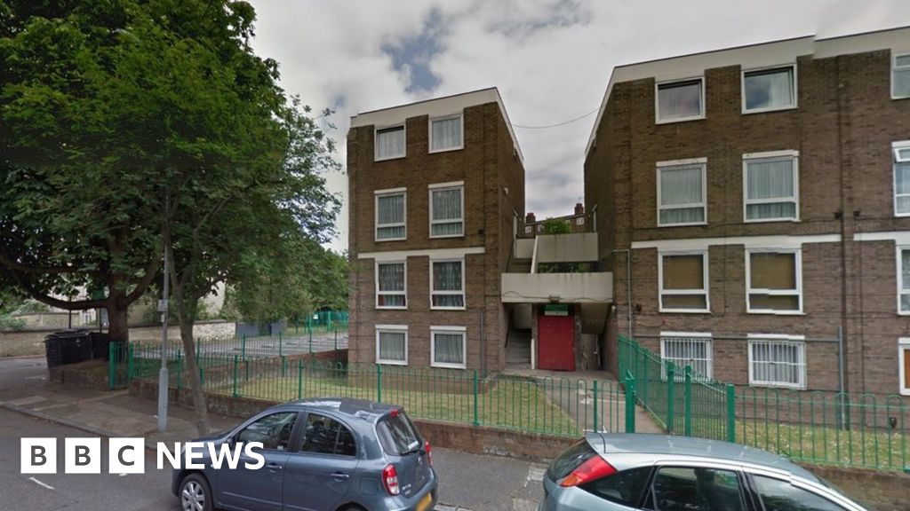 Man stabbed to death in Islington - BBC News