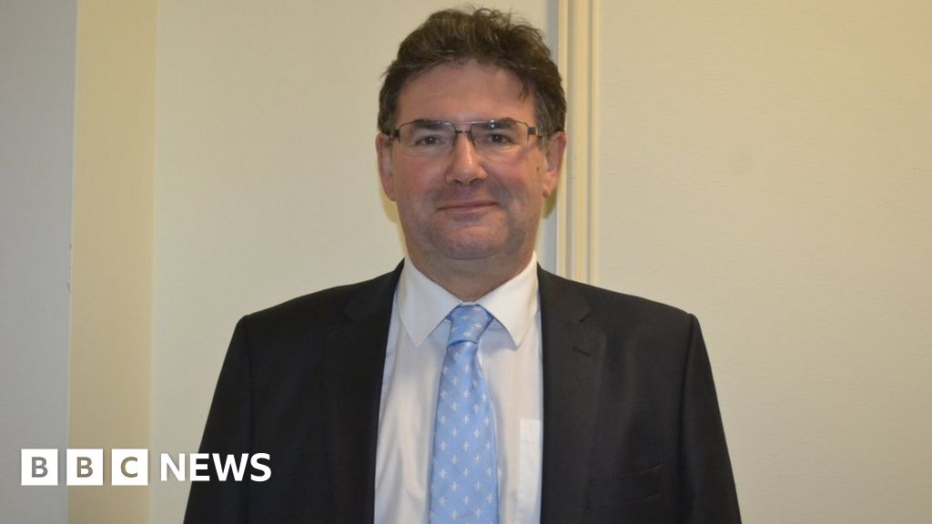 Unlicensed cancer cure seller faces extradition to France