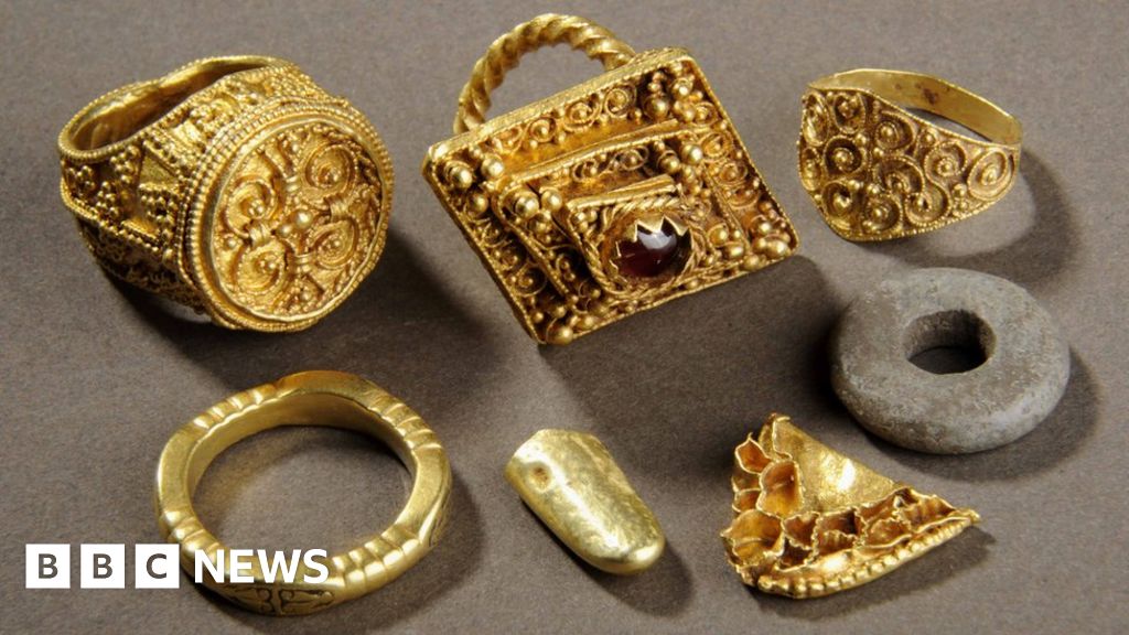 Leeds' Anglo Saxon gold hoard to go on display - BBC News