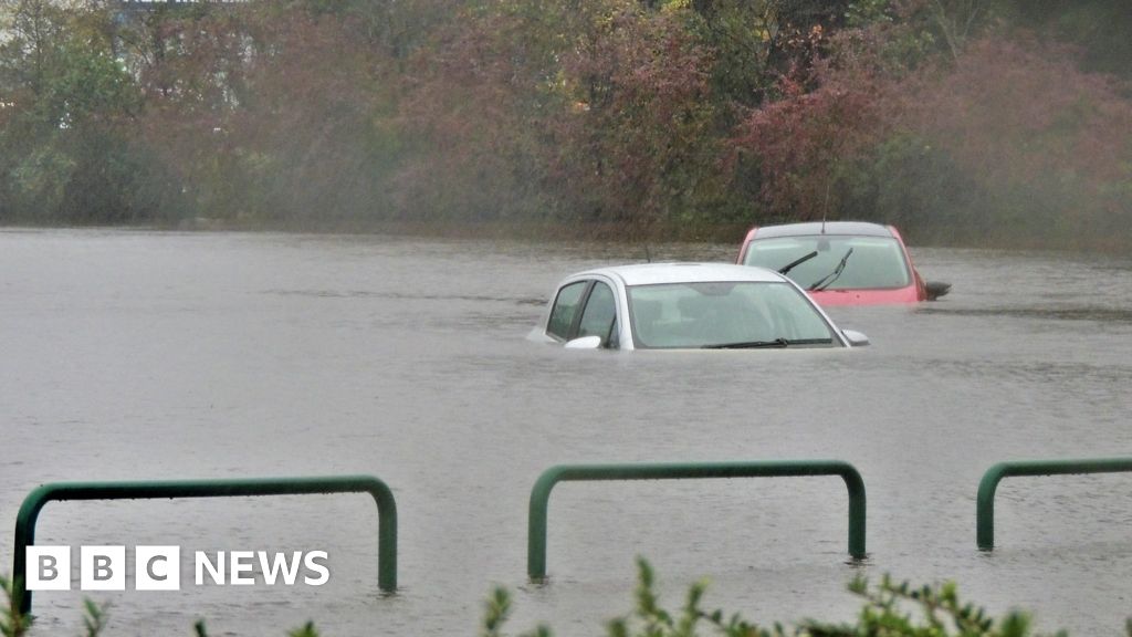 Heavy rain causes flooding in parts of Scotland - BBC News