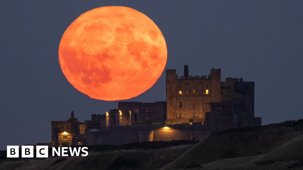 In pictures: North East skygazers capture blue supermoon - BBC News