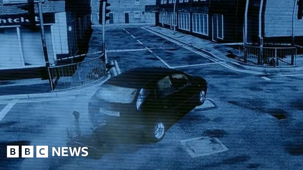 Met Police: Recruitment advert unrealistic, critics say - BBC News