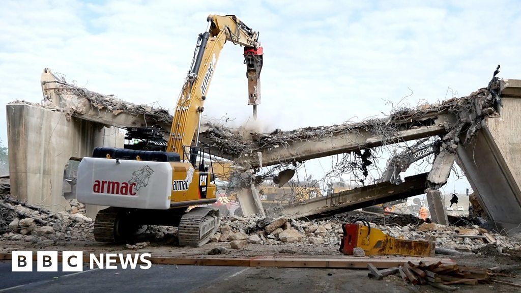 A14 Bar Hill bridge demolished for upgrade works - BBC News