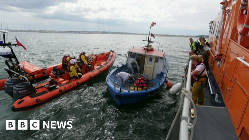 Fishermen rescued from sinking boat off Sunderland - BBC News