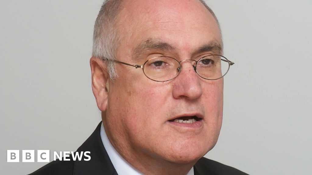 Michael Wilshaw: Free school meals plan a '6 out of 10' - BBC News