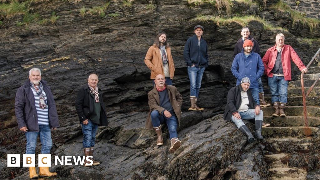Fisherman's Friends release Christmas single - BBC News