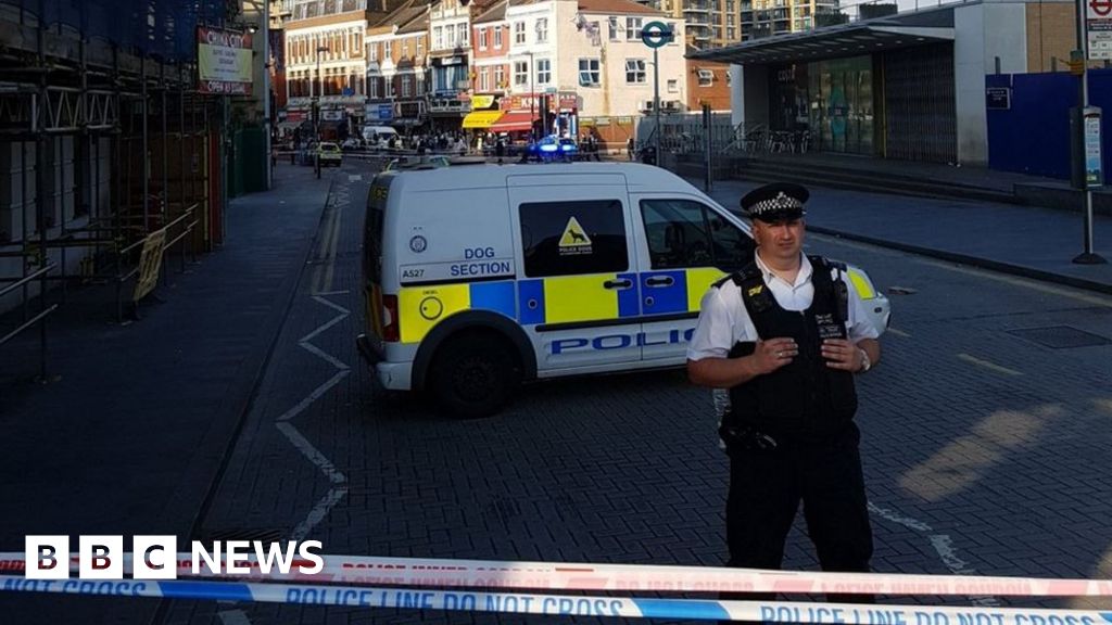 Teenager stabbed in Woolwich street fight - BBC News