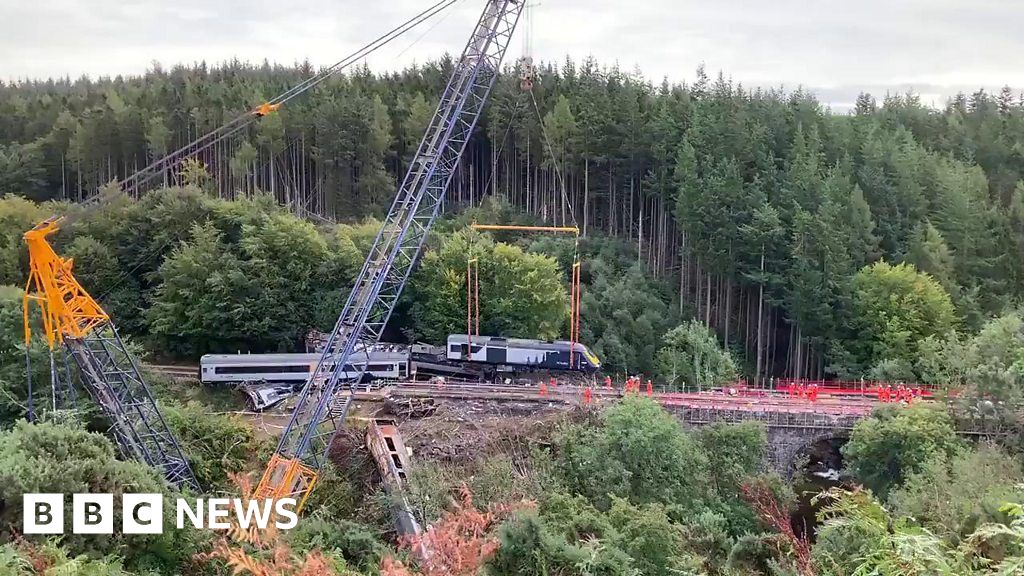 Stonehaven derailment: Work to remove train carriages begins - BBC News