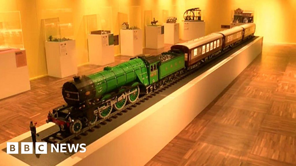 Chichester museum reveals British history with Lego - BBC News