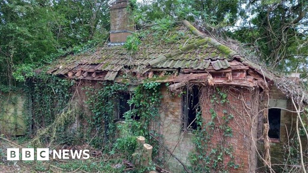 Romsey Hospital's hidden matron's house uncovered during works - BBC News