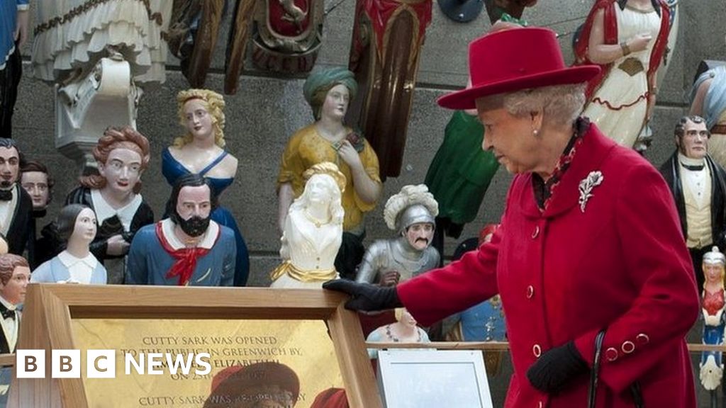 Queen Elizabeth II: Tributes paid in Royal Borough of Greenwich - BBC News