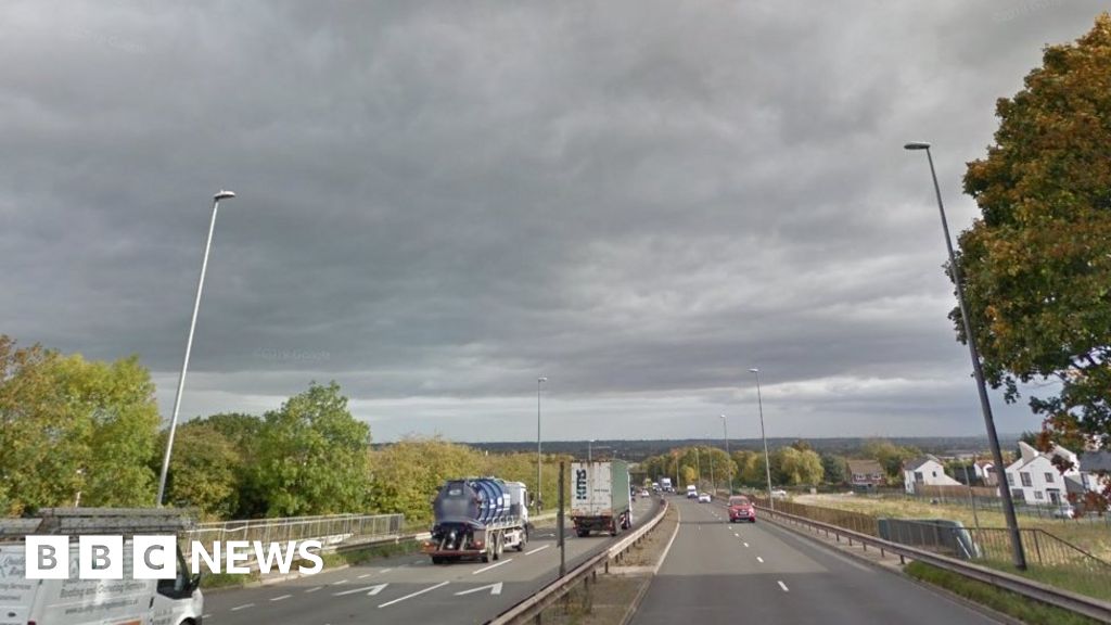 Minibus crash: 18 children taken to Flintshire hospital - BBC News