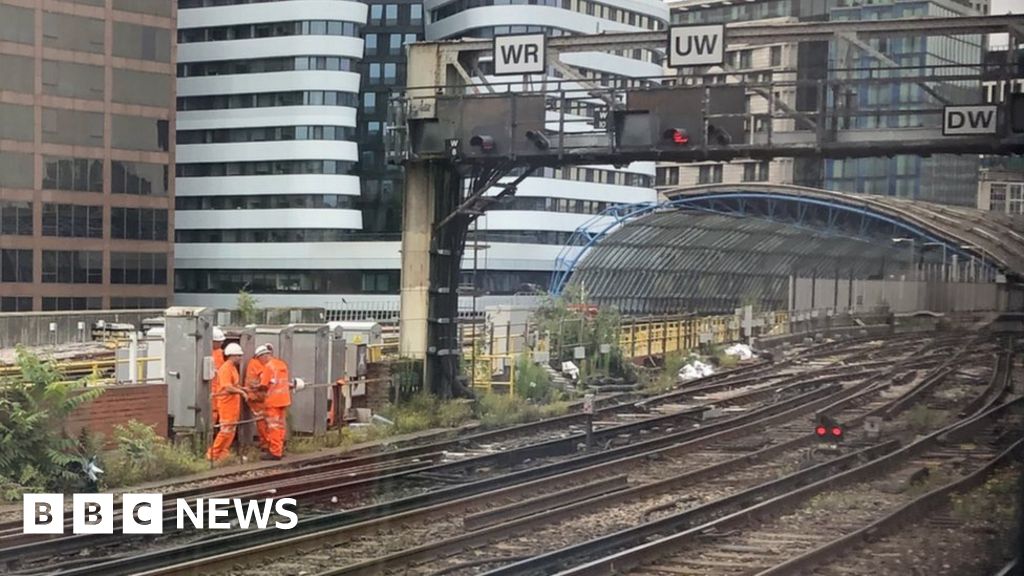 Nine London Waterloo platforms closed by lineside fire - BBC News
