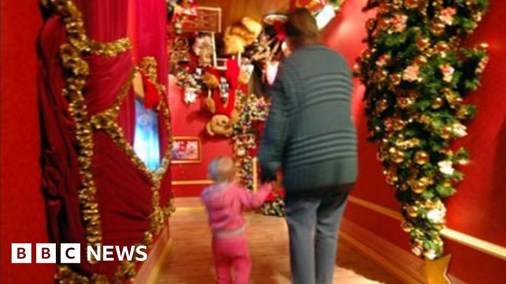 'Three-hour queues' to see Legoland Santa - BBC News